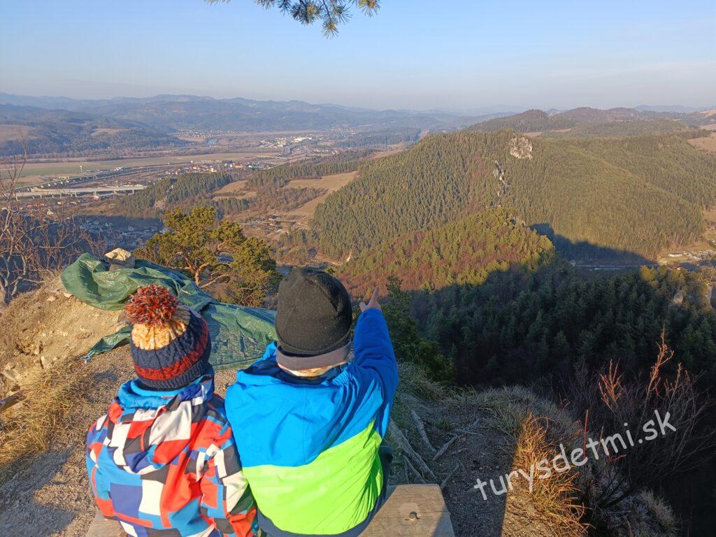 Hričovský hrad, krabička a jaskyne - Túry s deťmi